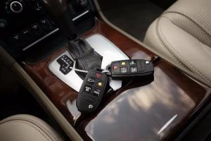 Black Volvo XC90 2012 in Jelgava, with an engine capacity of 2.40 L and mileage of 278 thousand km for 12999 €, photo 37 on AUTOMOTO.COM.LV
