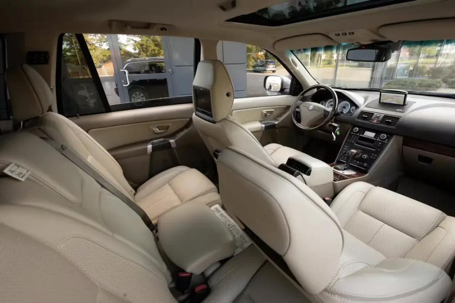 Black Volvo XC90 2012 in Jelgava, with an engine capacity of 2.40 L and mileage of 278 thousand km for 12999 €, photo 41 on AUTOMOTO.COM.LV