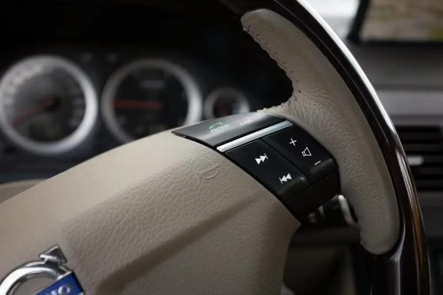Black Volvo XC90 2012 in Jelgava, with an engine capacity of 2.40 L and mileage of 278 thousand km for 12999 €, photo 48 on AUTOMOTO.COM.LV