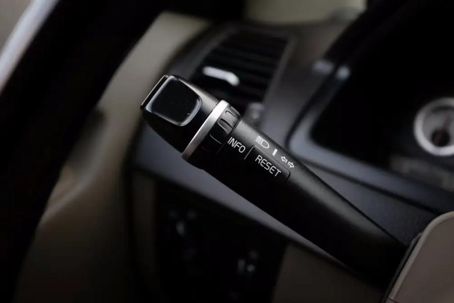 Black Volvo XC90 2012 in Jelgava, with an engine capacity of 2.40 L and mileage of 278 thousand km for 12999 €, photo 50 on AUTOMOTO.COM.LV