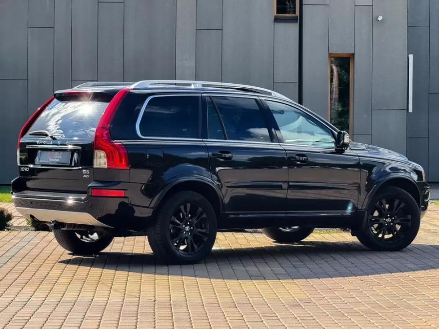 Black Volvo XC90 2012 in Riga, with an engine capacity of 2.40 L and mileage of 258 thousand km for 7800 €, photo 4 on AUTOMOTO.COM.LV