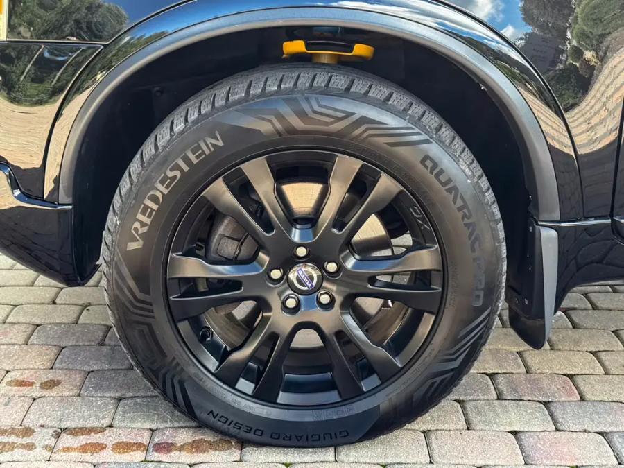 Black Volvo XC90 2012 in Riga, with an engine capacity of 2.40 L and mileage of 258 thousand km for 7800 €, photo 7 on AUTOMOTO.COM.LV