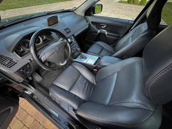 Black Volvo XC90 2012 in Riga, with an engine capacity of 2.40 L and mileage of 258 thousand km for 7800 €, photo 8 on AUTOMOTO.COM.LV