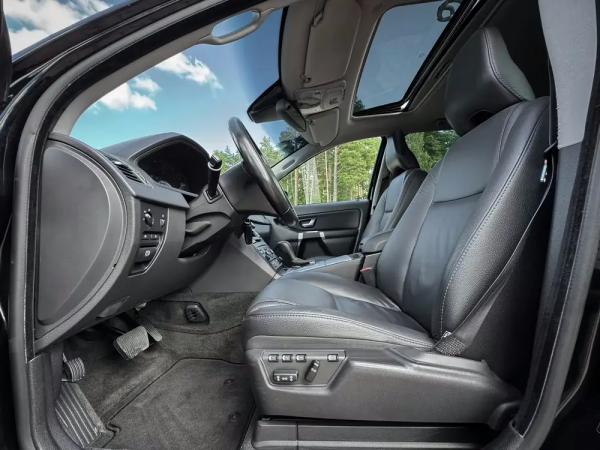 Black Volvo XC90 2012 in Riga, with an engine capacity of 2.40 L and mileage of 258 thousand km for 7800 €, photo 9 on AUTOMOTO.COM.LV