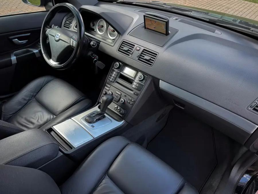 Black Volvo XC90 2012 in Riga, with an engine capacity of 2.40 L and mileage of 258 thousand km for 7800 €, photo 12 on AUTOMOTO.COM.LV