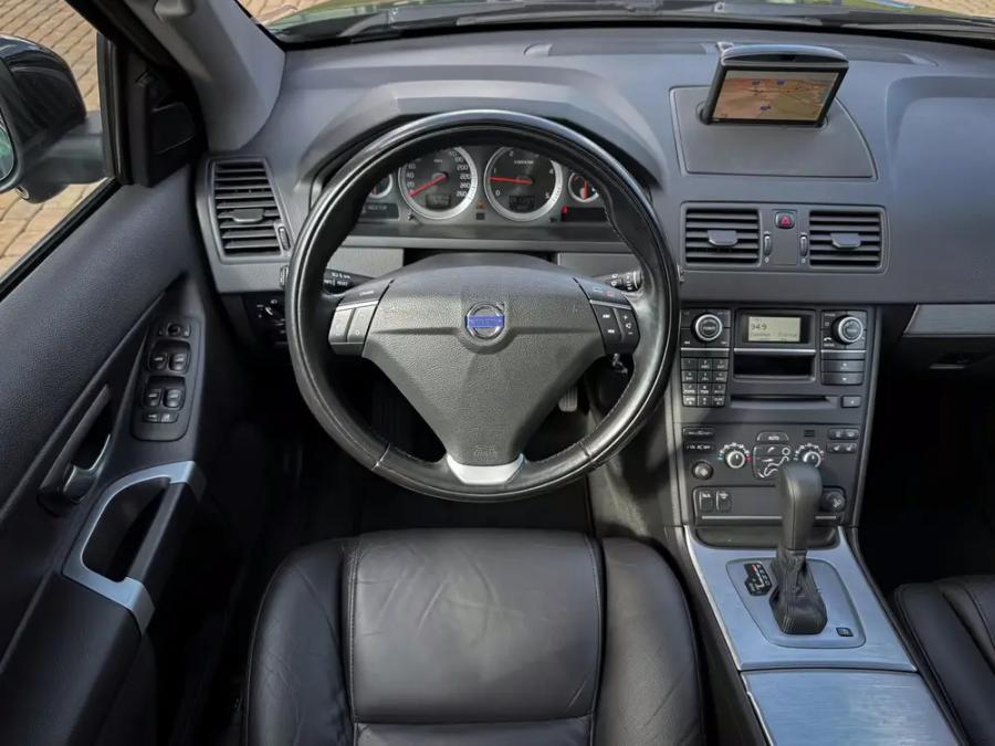 Black Volvo XC90 2012 in Riga, with an engine capacity of 2.40 L and mileage of 258 thousand km for 7800 €, photo 15 on AUTOMOTO.COM.LV