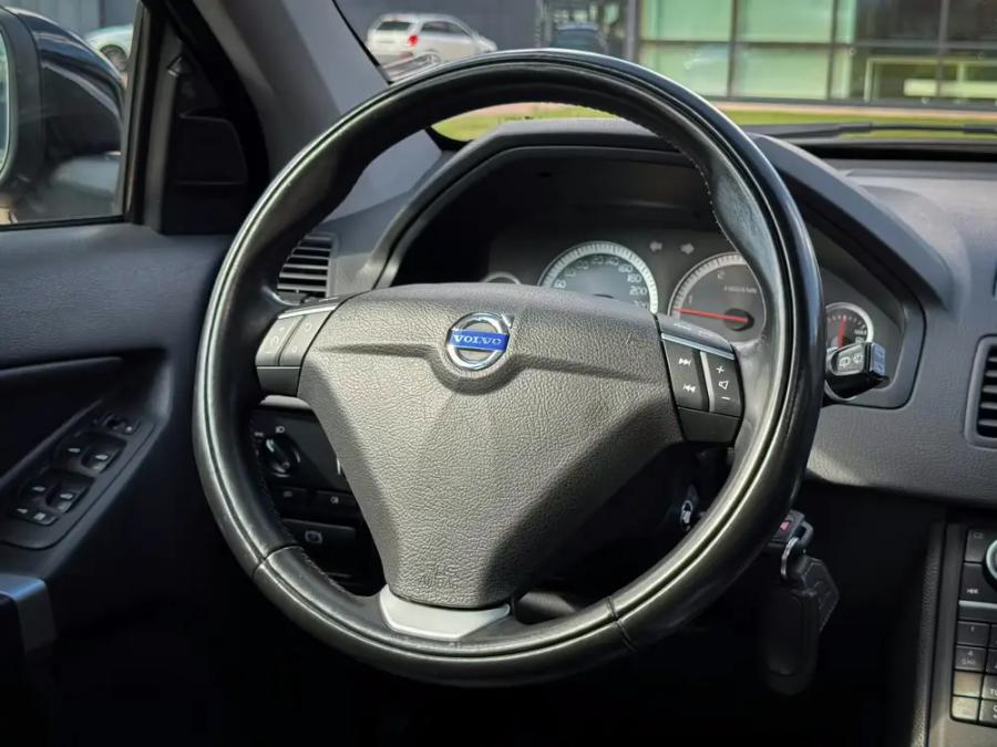 Black Volvo XC90 2012 in Riga, with an engine capacity of 2.40 L and mileage of 258 thousand km for 7800 €, photo 16 on AUTOMOTO.COM.LV