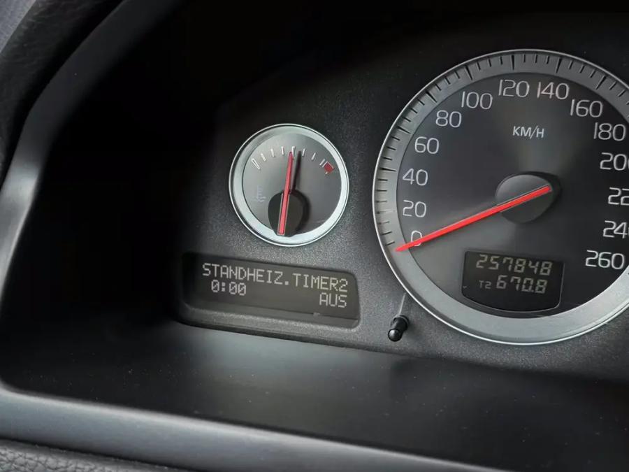 Black Volvo XC90 2012 in Riga, with an engine capacity of 2.40 L and mileage of 258 thousand km for 7800 €, photo 18 on AUTOMOTO.COM.LV
