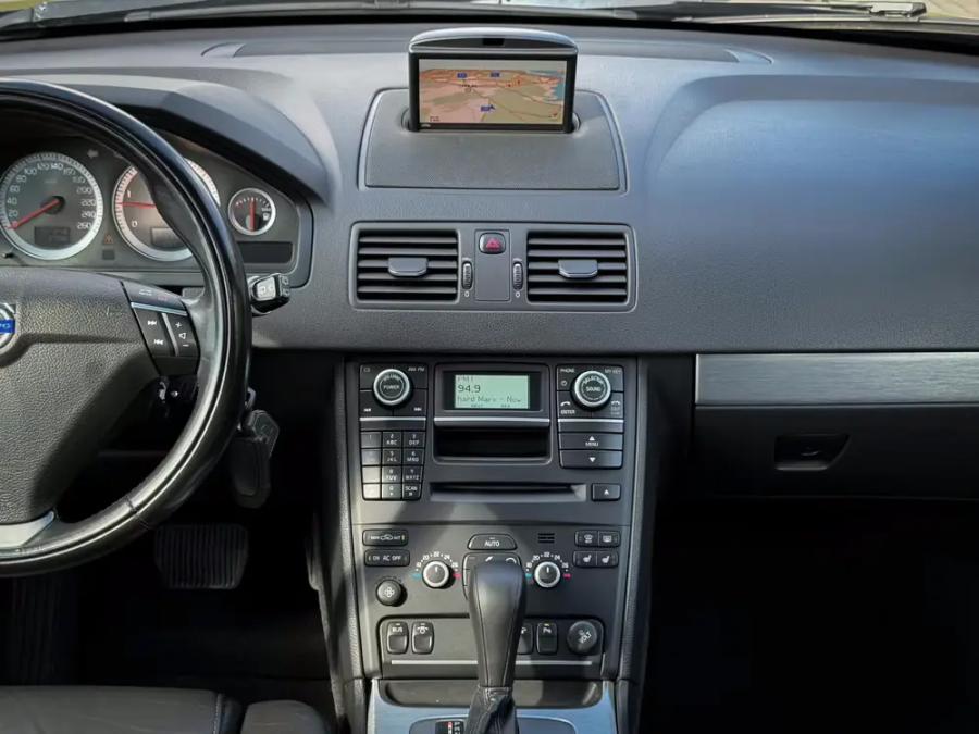 Black Volvo XC90 2012 in Riga, with an engine capacity of 2.40 L and mileage of 258 thousand km for 7800 €, photo 21 on AUTOMOTO.COM.LV