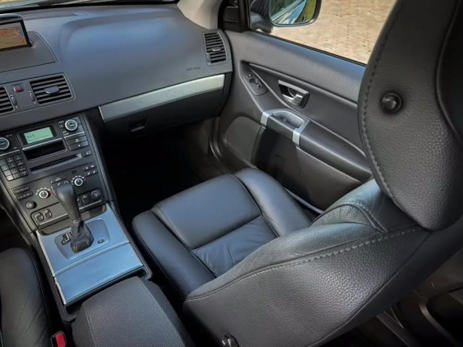Black Volvo XC90 2012 in Riga, with an engine capacity of 2.40 L and mileage of 258 thousand km for 7800 €, photo 24 on AUTOMOTO.COM.LV