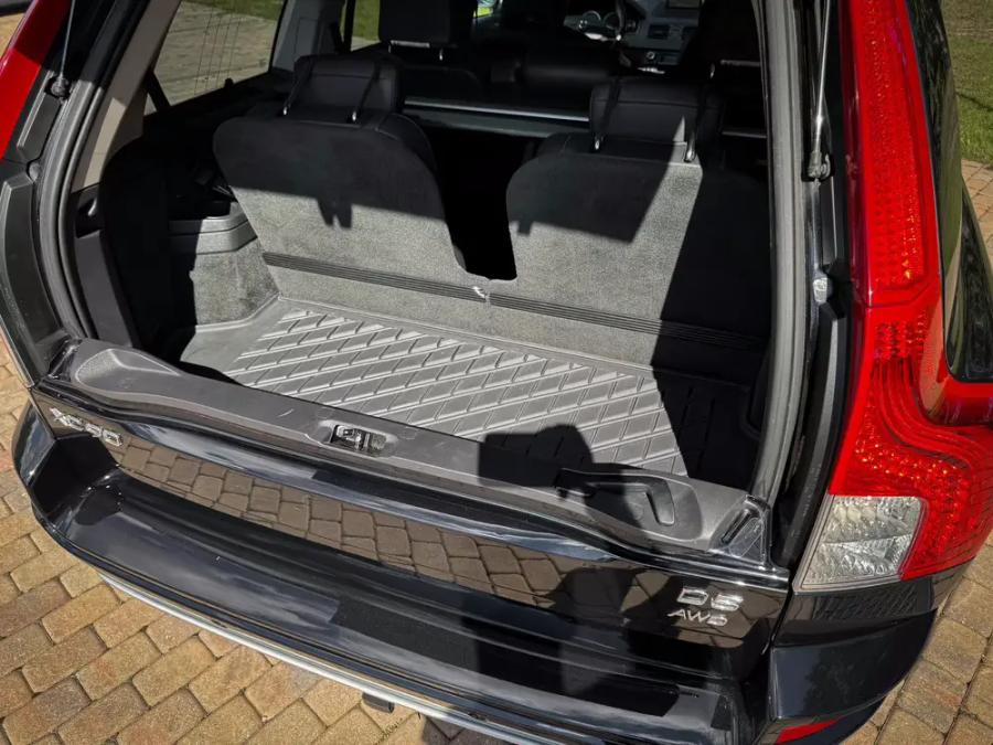 Black Volvo XC90 2012 in Riga, with an engine capacity of 2.40 L and mileage of 258 thousand km for 7800 €, photo 26 on AUTOMOTO.COM.LV