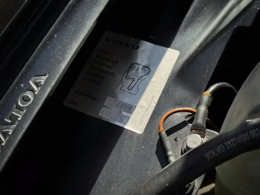 Black Volvo XC90 2012 in Riga, with an engine capacity of 2.40 L and mileage of 258 thousand km for 7800 €, photo 27 on AUTOMOTO.COM.LV