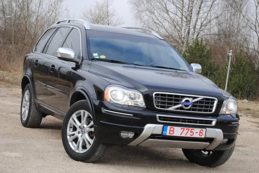 Black Volvo XC90 2012 in Riga, with an engine capacity of 2.40 L and mileage of 199 thousand km for 11990 €, photo 5 on AUTOMOTO.COM.LV