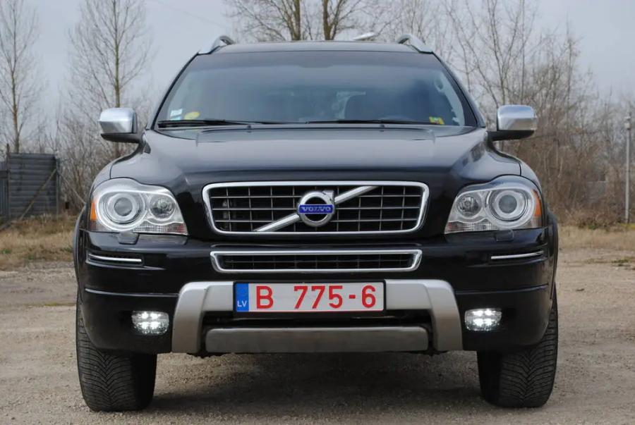 Black Volvo XC90 2012 in Riga, with an engine capacity of 2.40 L and mileage of 199 thousand km for 11990 €, photo 6 on AUTOMOTO.COM.LV