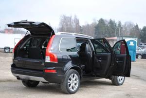 Black Volvo XC90 2012 in Riga, with an engine capacity of 2.40 L and mileage of 199 thousand km for 11990 €, photo 8 on AUTOMOTO.COM.LV