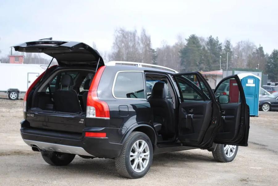 Black Volvo XC90 2012 in Riga, with an engine capacity of 2.40 L and mileage of 199 thousand km for 11990 €, photo 8 on AUTOMOTO.COM.LV