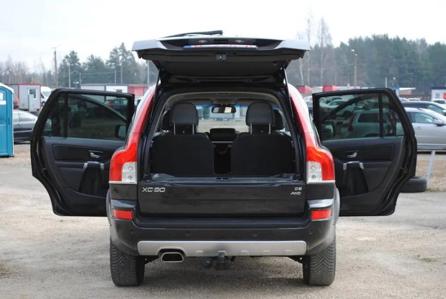 Black Volvo XC90 2012 in Riga, with an engine capacity of 2.40 L and mileage of 199 thousand km for 11990 €, photo 9 on AUTOMOTO.COM.LV