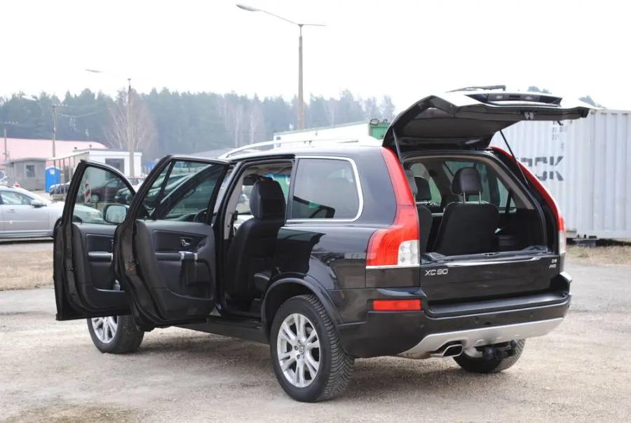 Black Volvo XC90 2012 in Riga, with an engine capacity of 2.40 L and mileage of 199 thousand km for 11990 €, photo 10 on AUTOMOTO.COM.LV