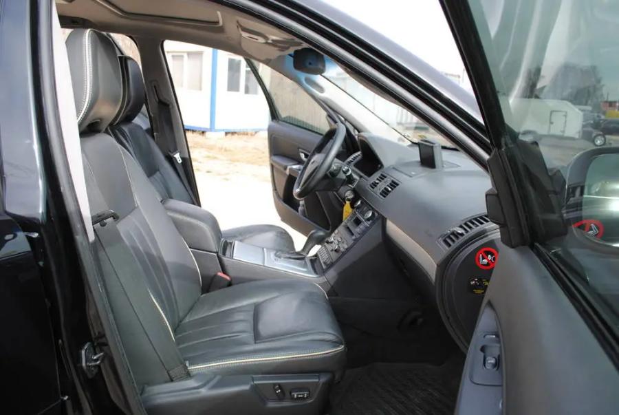 Black Volvo XC90 2012 in Riga, with an engine capacity of 2.40 L and mileage of 199 thousand km for 11990 €, photo 13 on AUTOMOTO.COM.LV