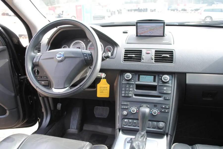 Black Volvo XC90 2012 in Riga, with an engine capacity of 2.40 L and mileage of 199 thousand km for 11990 €, photo 16 on AUTOMOTO.COM.LV