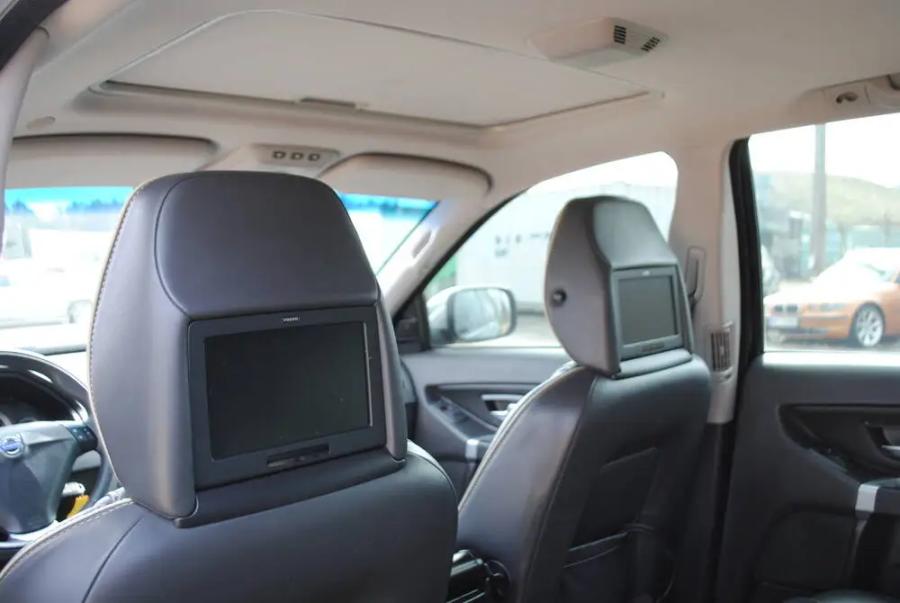 Black Volvo XC90 2012 in Riga, with an engine capacity of 2.40 L and mileage of 199 thousand km for 11990 €, photo 17 on AUTOMOTO.COM.LV