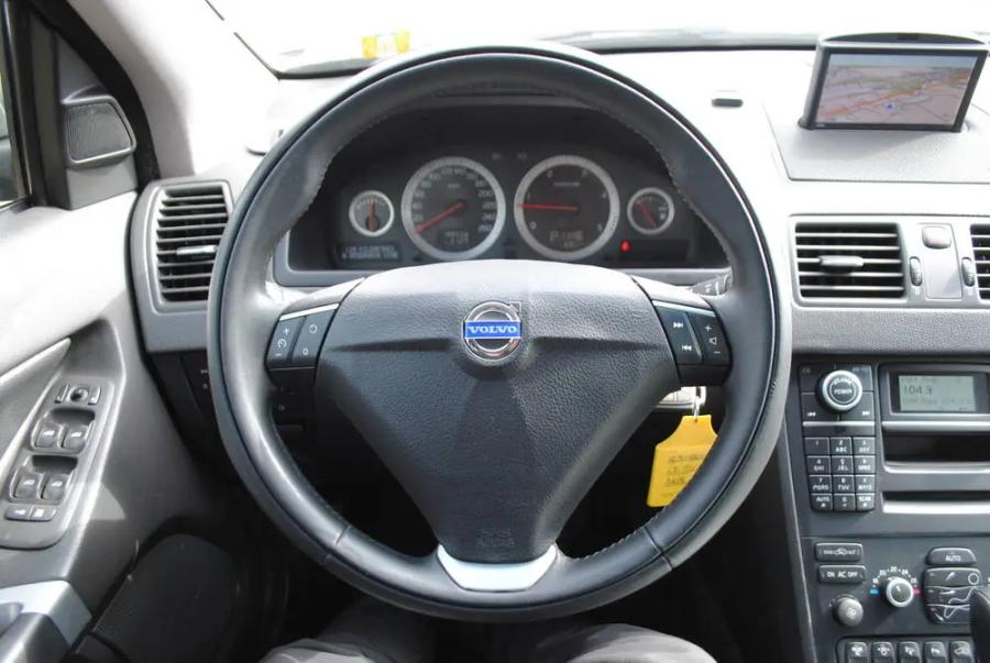Black Volvo XC90 2012 in Riga, with an engine capacity of 2.40 L and mileage of 199 thousand km for 11990 €, photo 22 on AUTOMOTO.COM.LV