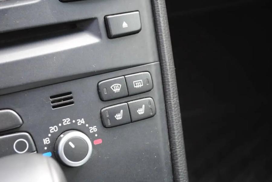 Black Volvo XC90 2012 in Riga, with an engine capacity of 2.40 L and mileage of 199 thousand km for 11990 €, photo 24 on AUTOMOTO.COM.LV