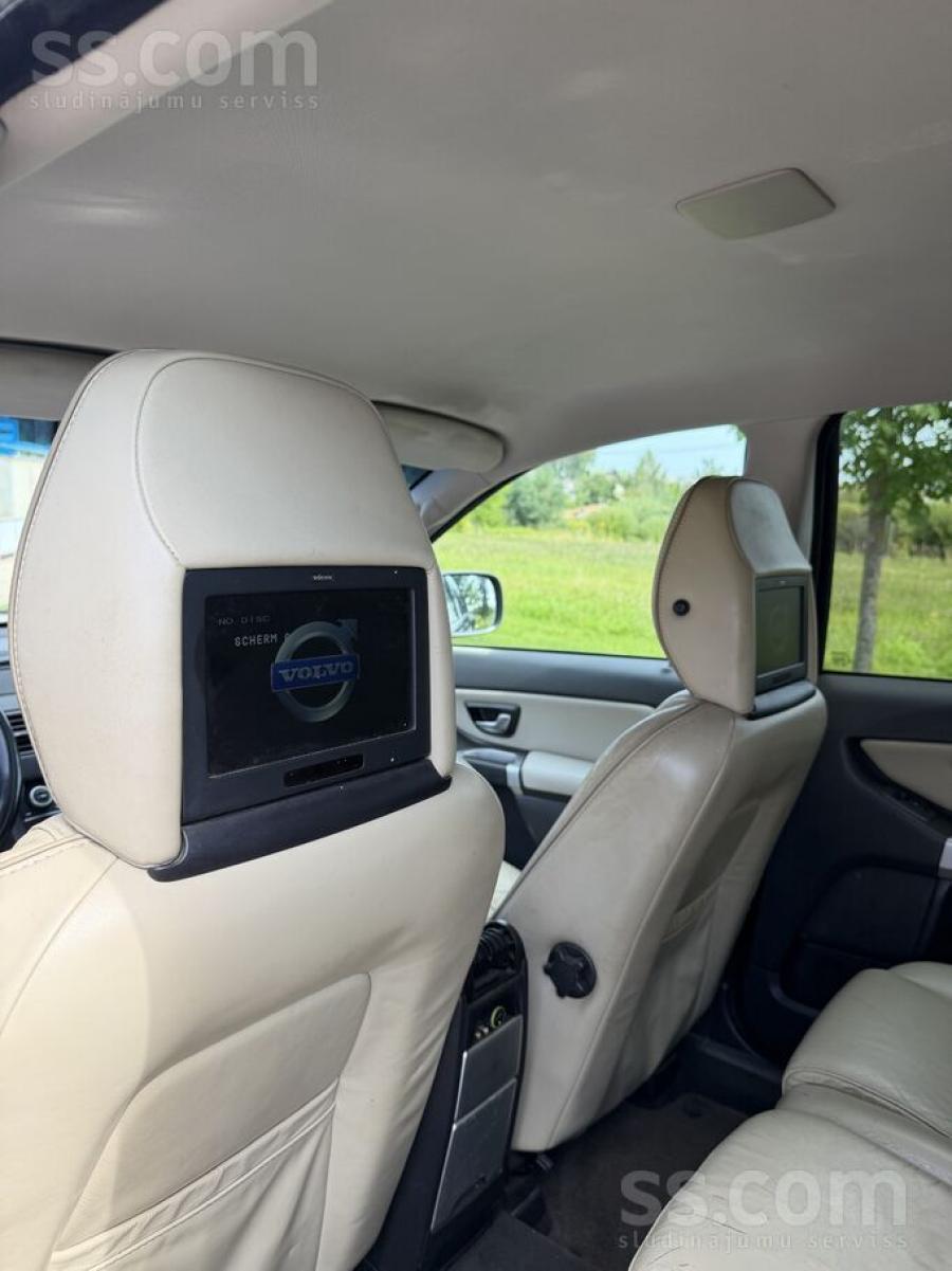 Black Volvo XC90 2012 in Aizkraukle, with an engine capacity of 2.40 L and mileage of 303 thousand km for 9880 €, photo 5 on AUTOMOTO.COM.LV