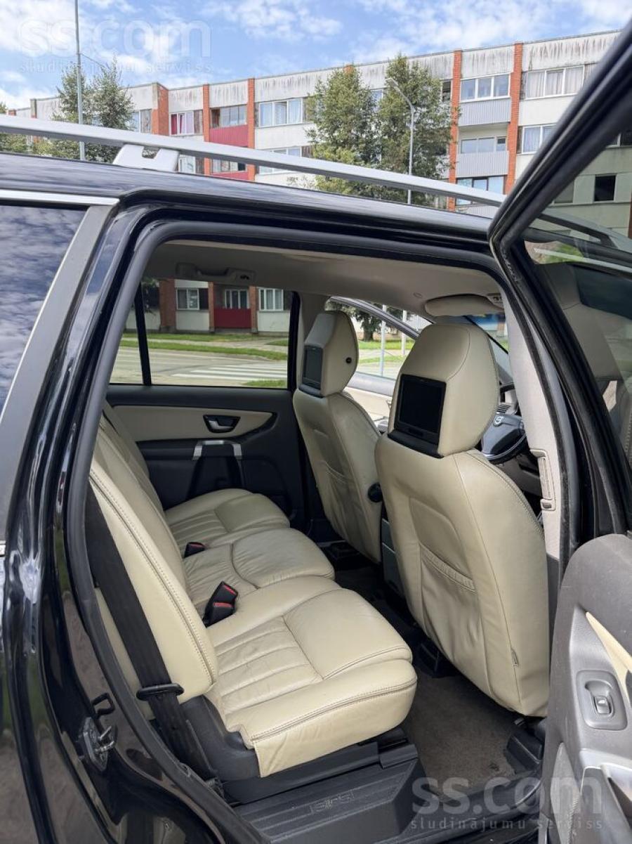 Black Volvo XC90 2012 in Aizkraukle, with an engine capacity of 2.40 L and mileage of 303 thousand km for 9880 €, photo 8 on AUTOMOTO.COM.LV