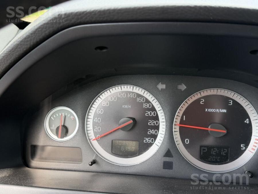 Black Volvo XC90 2012 in Aizkraukle, with an engine capacity of 2.40 L and mileage of 303 thousand km for 9880 €, photo 11 on AUTOMOTO.COM.LV