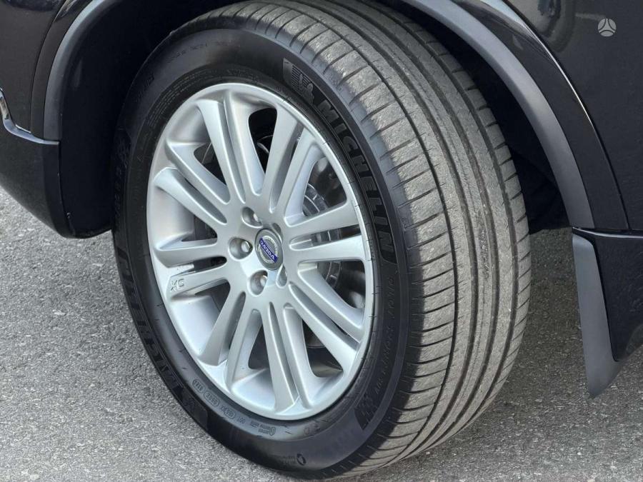 Melns Volvo XC90 2012 Jonava, ar dzinēja tilpumu 2.40 L un nobraukumu 285 tūkst. km par 9800 €, foto 41 vietnē AUTOMOTO.COM.LV