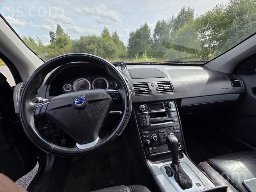 Black Volvo XC90 2012 in Rezekne, with an engine capacity of 2.40 L and mileage of 308 thousand km for 9700 €, photo 7 on AUTOMOTO.COM.LV