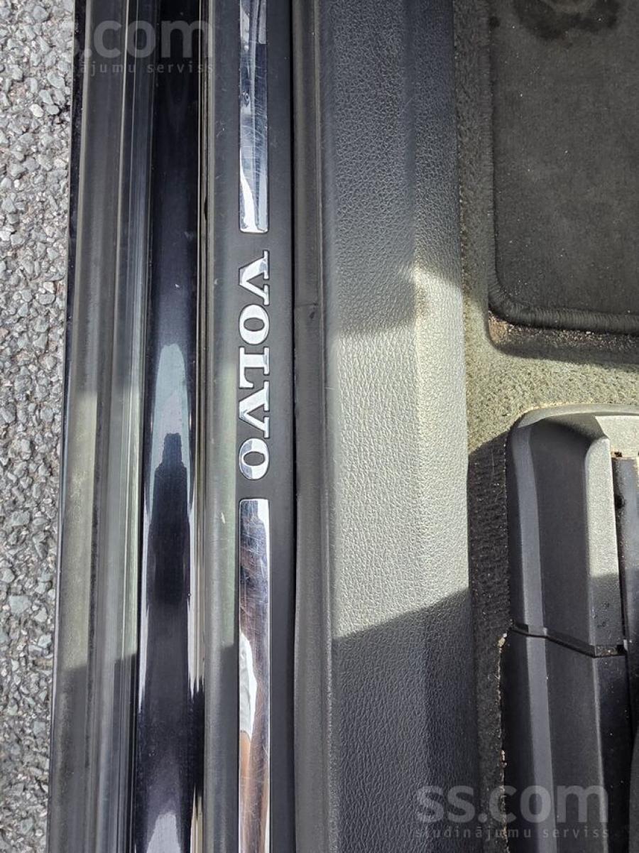 Black Volvo XC90 2012 in Rezekne, with an engine capacity of 2.40 L and mileage of 308 thousand km for 9700 €, photo 9 on AUTOMOTO.COM.LV