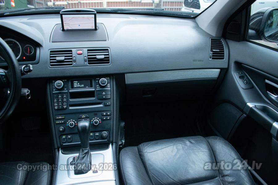 Melns Volvo XC90 2012 Tallina, ar dzinēja tilpumu 2.40 L un nobraukumu 341 tūkst. km par 9990 €, foto 16 vietnē AUTOMOTO.COM.LV