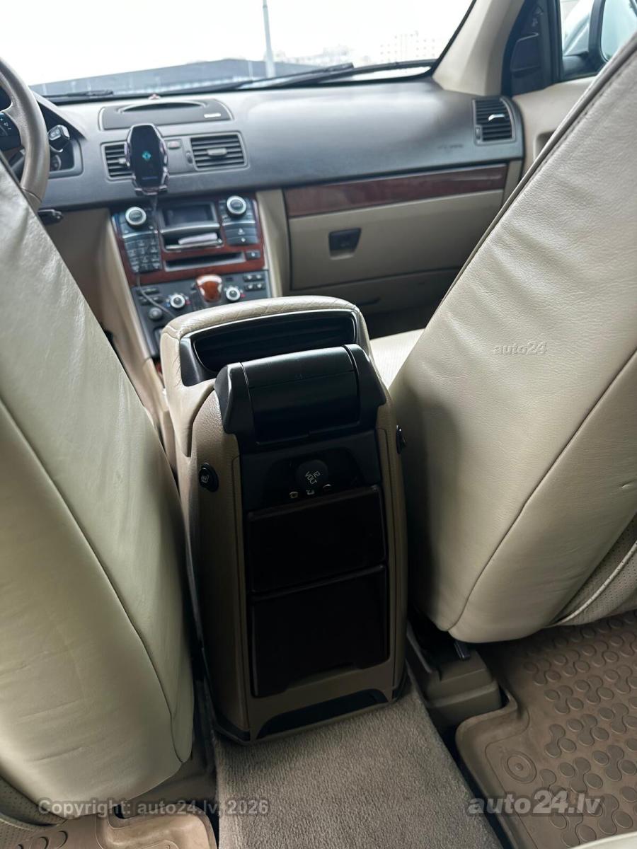 Black Volvo XC90 2012 in Tallinn, with an engine capacity of 2.40 L and mileage of 228 thousand km for 10499 €, photo 21 on AUTOMOTO.COM.LV