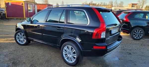 Black Volvo XC90 2013 in Riga, with an engine capacity of 2.40 L and mileage of 276 thousand km for 11900 €, photo 5 on AUTOMOTO.COM.LV