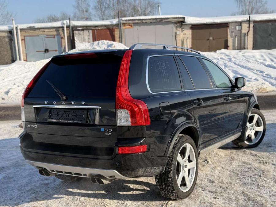 Black Volvo XC90 2013 in Utena, with an engine capacity of 2.40 L and mileage of 330 thousand km for 9990 €, photo 4 on AUTOMOTO.COM.LV