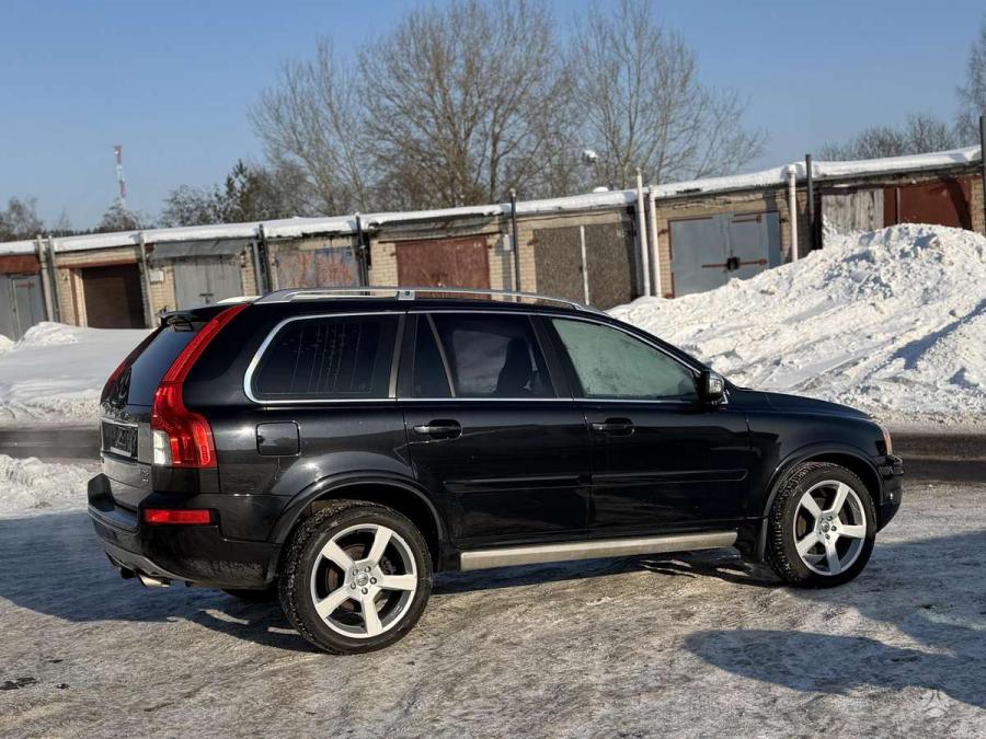 Black Volvo XC90 2013 in Utena, with an engine capacity of 2.40 L and mileage of 330 thousand km for 9990 €, photo 6 on AUTOMOTO.COM.LV
