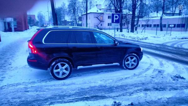 Black Volvo XC90 2013 in Klaipeda, with an engine capacity of 2.40 L and mileage of 284 thousand km for 10200 €, photo 1 on AUTOMOTO.COM.LV