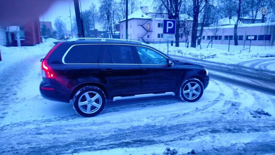 Black Volvo XC90 2013 in Klaipeda, with an engine capacity of 2.40 L and mileage of 284 thousand km for 10200 €, photo 1 on AUTOMOTO.COM.LV