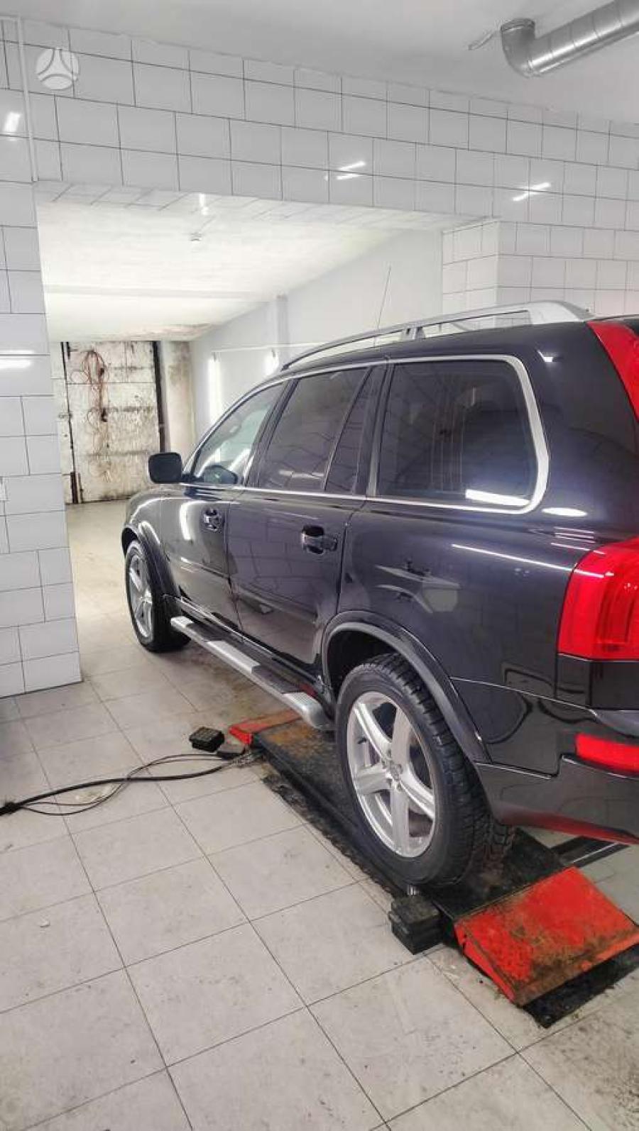 Black Volvo XC90 2013 in Klaipeda, with an engine capacity of 2.40 L and mileage of 284 thousand km for 10200 €, photo 2 on AUTOMOTO.COM.LV