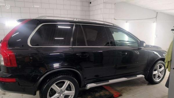 Black Volvo XC90 2013 in Klaipeda, with an engine capacity of 2.40 L and mileage of 284 thousand km for 10200 €, photo 3 on AUTOMOTO.COM.LV