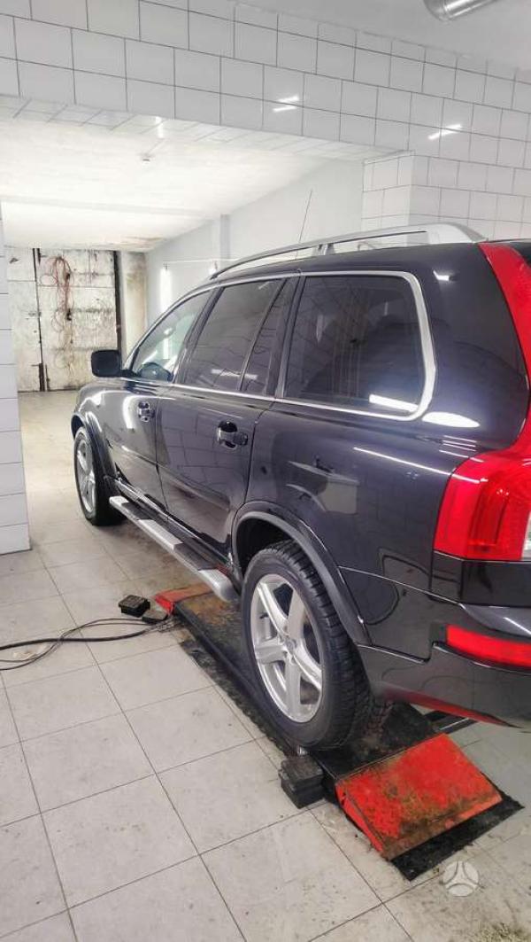 Black Volvo XC90 2013 in Klaipeda, with an engine capacity of 2.40 L and mileage of 284 thousand km for 10200 €, photo 5 on AUTOMOTO.COM.LV