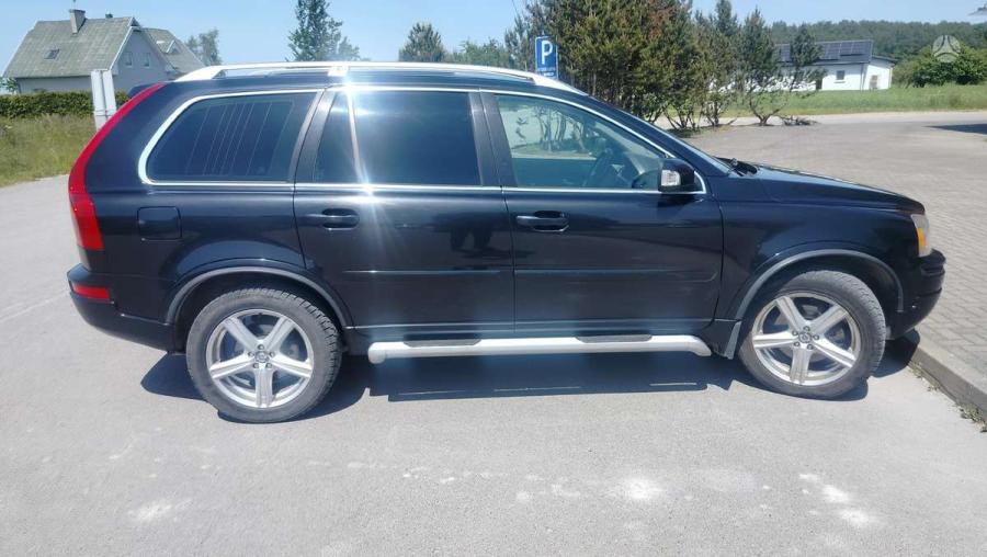 Black Volvo XC90 2013 in Klaipeda, with an engine capacity of 2.40 L and mileage of 284 thousand km for 10200 €, photo 13 on AUTOMOTO.COM.LV