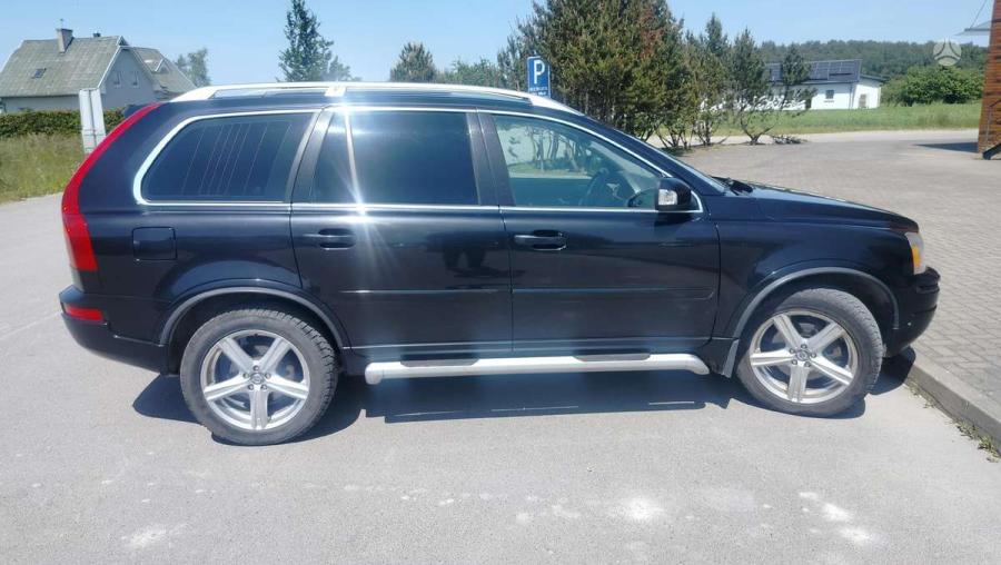 Black Volvo XC90 2013 in Klaipeda, with an engine capacity of 2.40 L and mileage of 284 thousand km for 10200 €, photo 17 on AUTOMOTO.COM.LV
