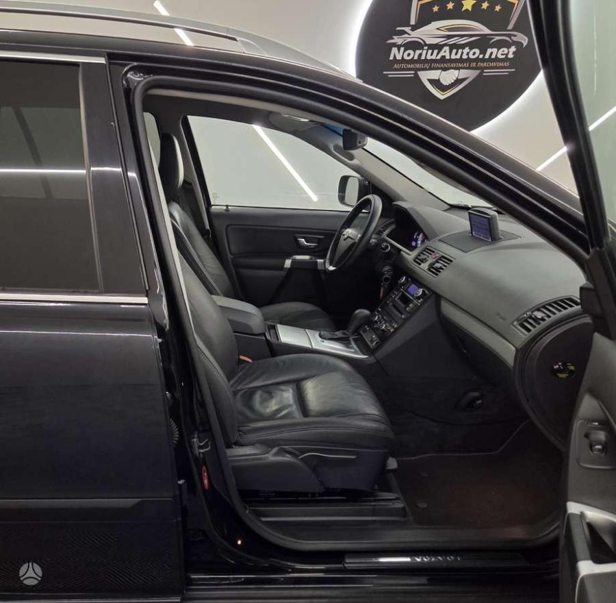 Black Volvo XC90 2013 in Marijampole, with an engine capacity of 2.40 L and mileage of 273 thousand km for 11999 €, photo 20 on AUTOMOTO.COM.LV