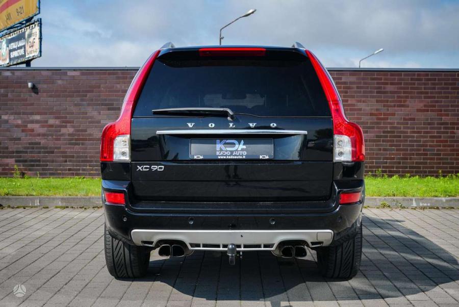 Black Volvo XC90 2013 in Marijampole, with an engine capacity of 2.40 L and mileage of 261 thousand km for 11950 €, photo 10 on AUTOMOTO.COM.LV