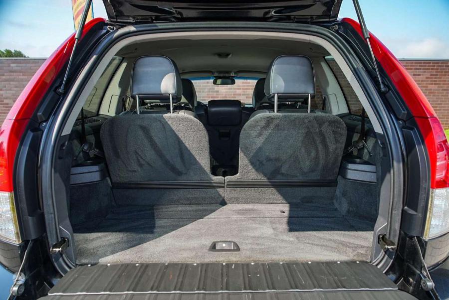 Black Volvo XC90 2013 in Marijampole, with an engine capacity of 2.40 L and mileage of 261 thousand km for 11950 €, photo 14 on AUTOMOTO.COM.LV