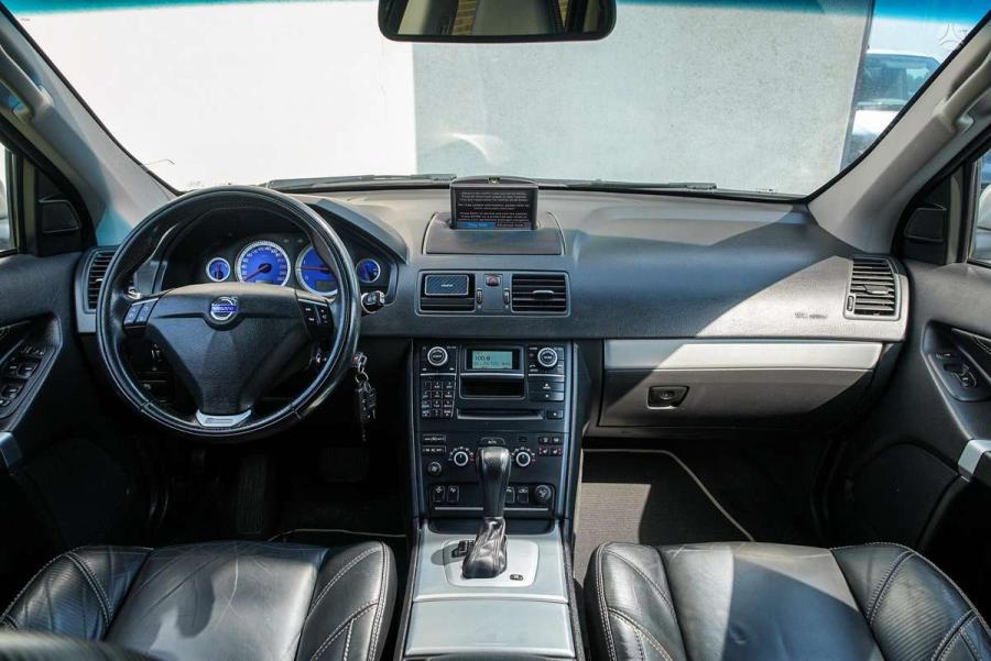 Black Volvo XC90 2013 in Marijampole, with an engine capacity of 2.40 L and mileage of 261 thousand km for 11950 €, photo 15 on AUTOMOTO.COM.LV