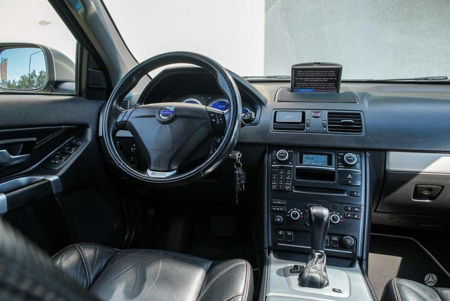 Black Volvo XC90 2013 in Marijampole, with an engine capacity of 2.40 L and mileage of 261 thousand km for 11950 €, photo 16 on AUTOMOTO.COM.LV